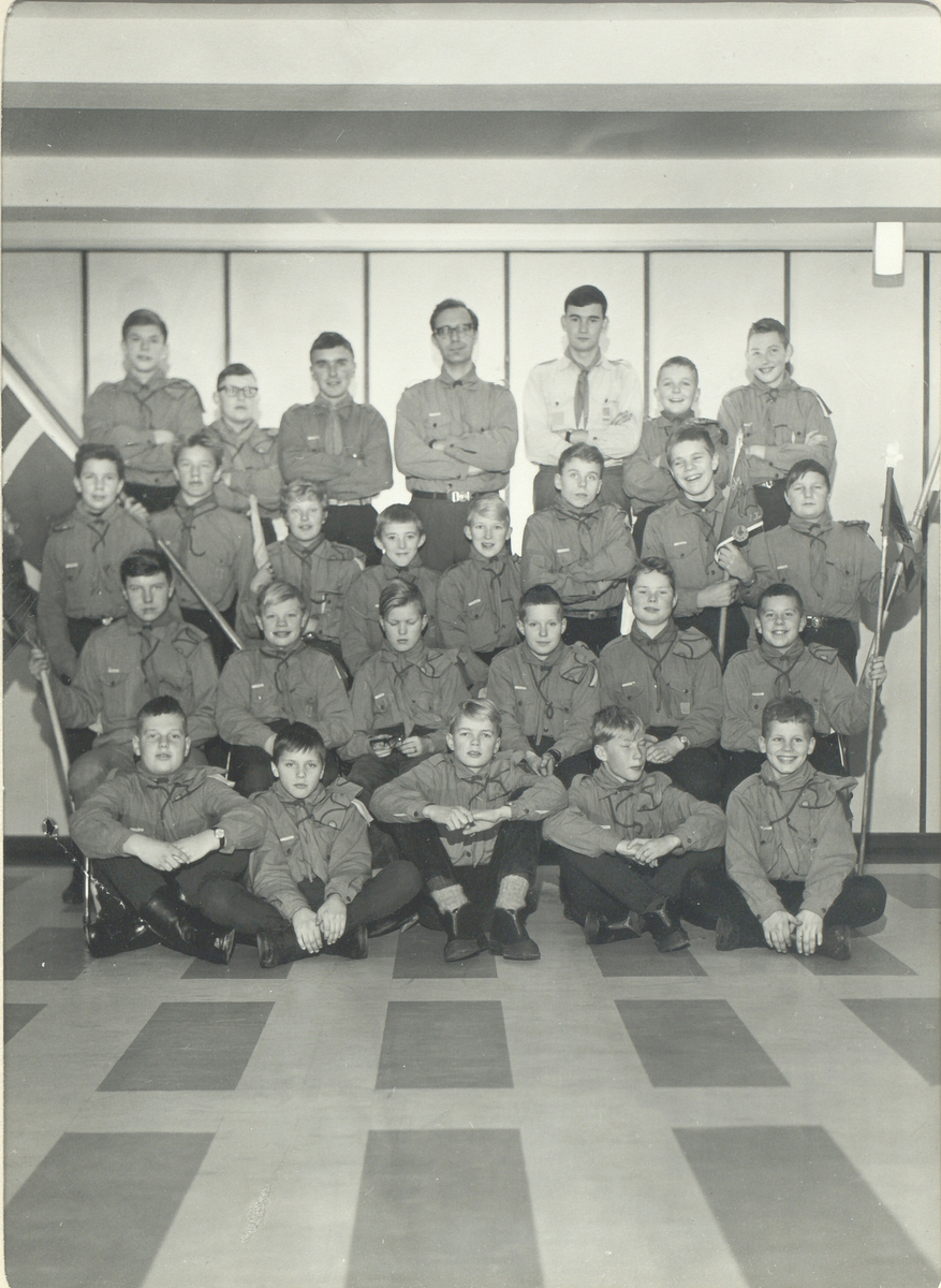 Kviteseid speidarlag tropp 1: Bak f.v.: Øystein Bjørtuft, Helge Ruud ...