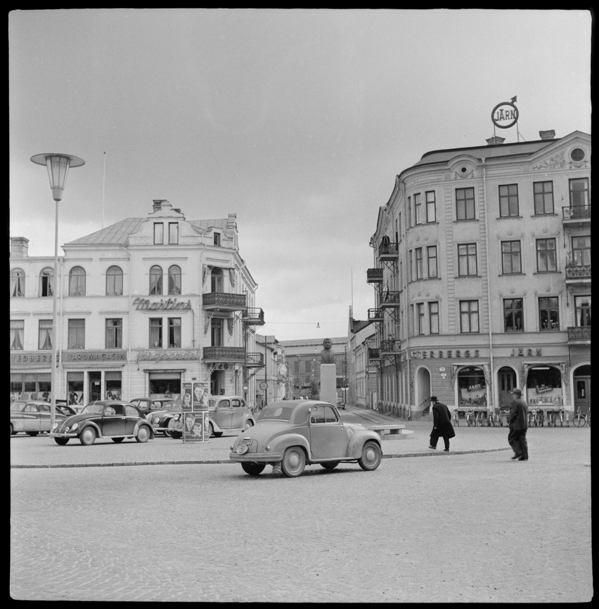 Forretninger og biler ved Hagatorget i Karlstad. Rett fram ligger ...