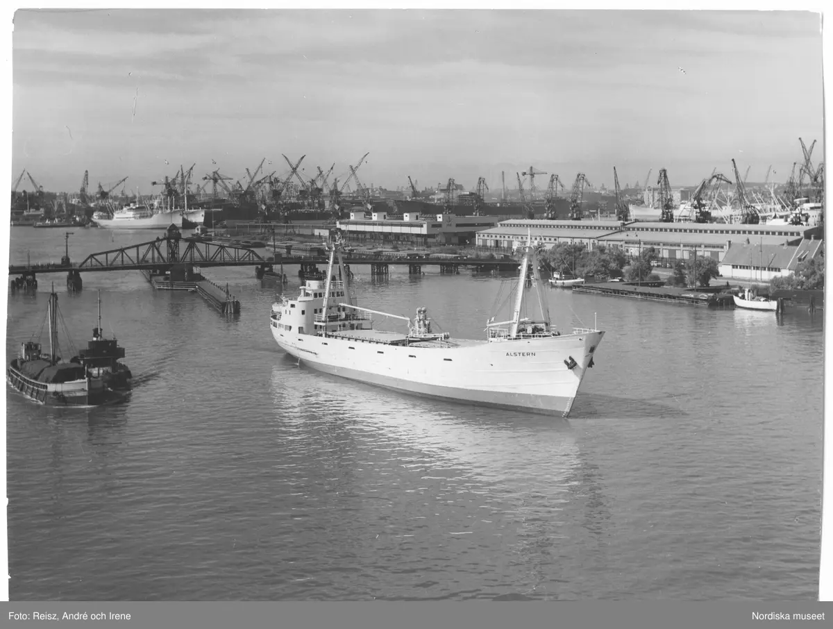 Göteborg. "Alstern", ett tankfartyg, lämnar Göteborgs hamn. - Nordiska ...
