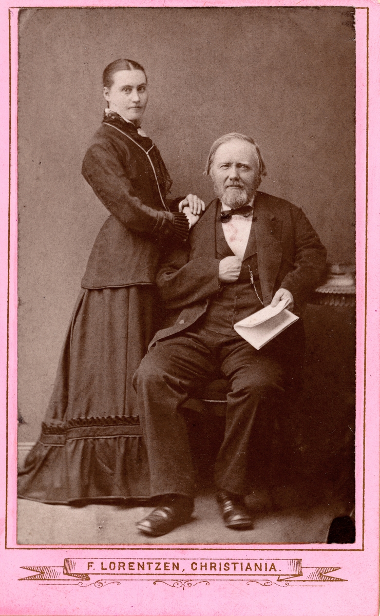 En Nygift 60-åring og hans unge brud. I 1880 giftet lars Christiansen ...