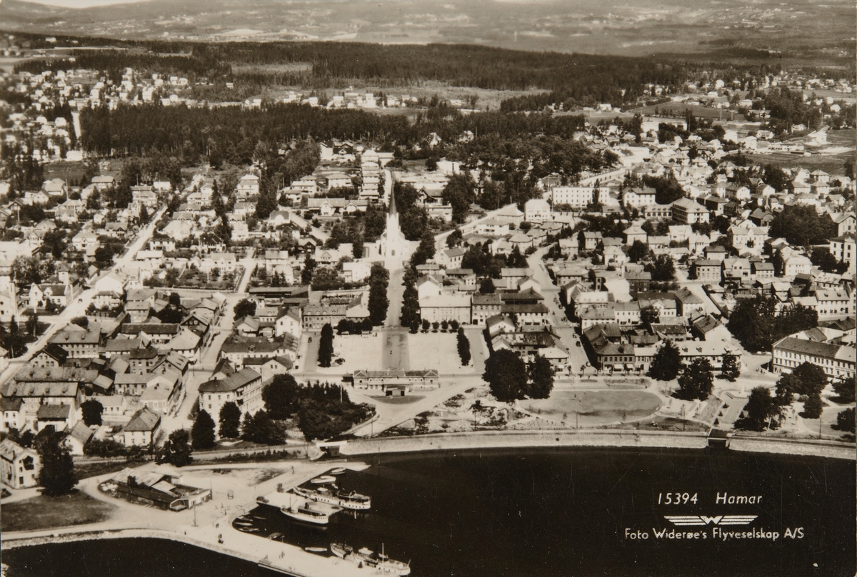 Postkort, Hamar sentrum, flyfoto, i forgrunnen Hamar brygge, mjøsbåtene ...