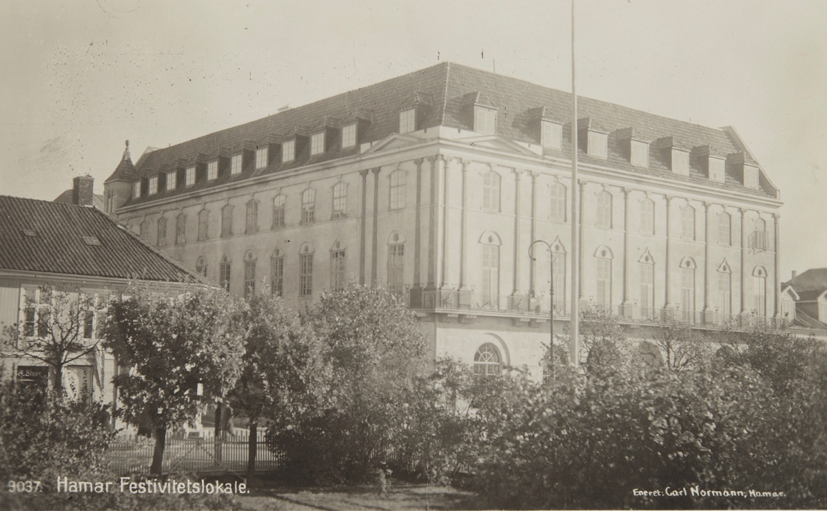 Postkort, Hamar, Strandgata 23, eksteriør Festiviteten, Hamar rådhus ...