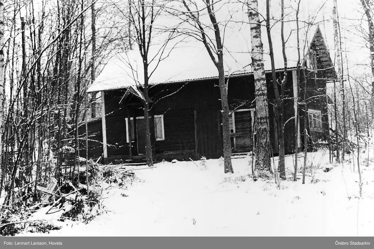 Gamla logementet i Hovsta, 1985 - Örebro Stadsarkiv / DigitaltMuseum