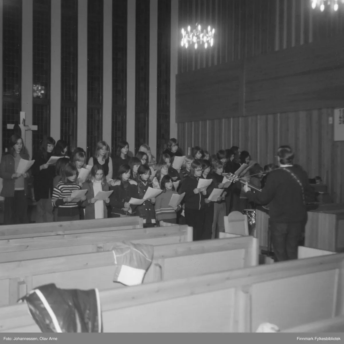 Ten Sing koret (Teenage Singing) i Båtsfjord kirke, med blant annet Eli ...