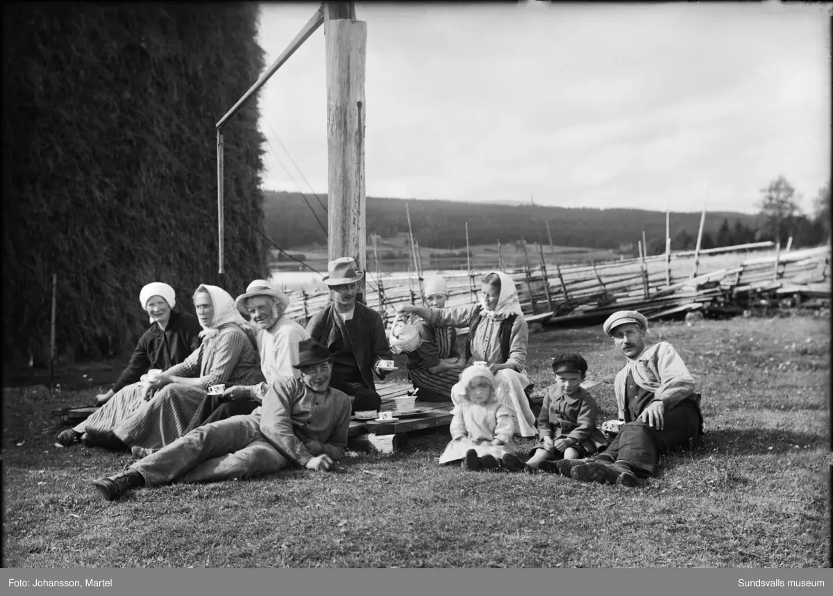 "Slottanna-kaffe" ute vid gårdsbrunnen i Norrfjolsta by. Frida och ...
