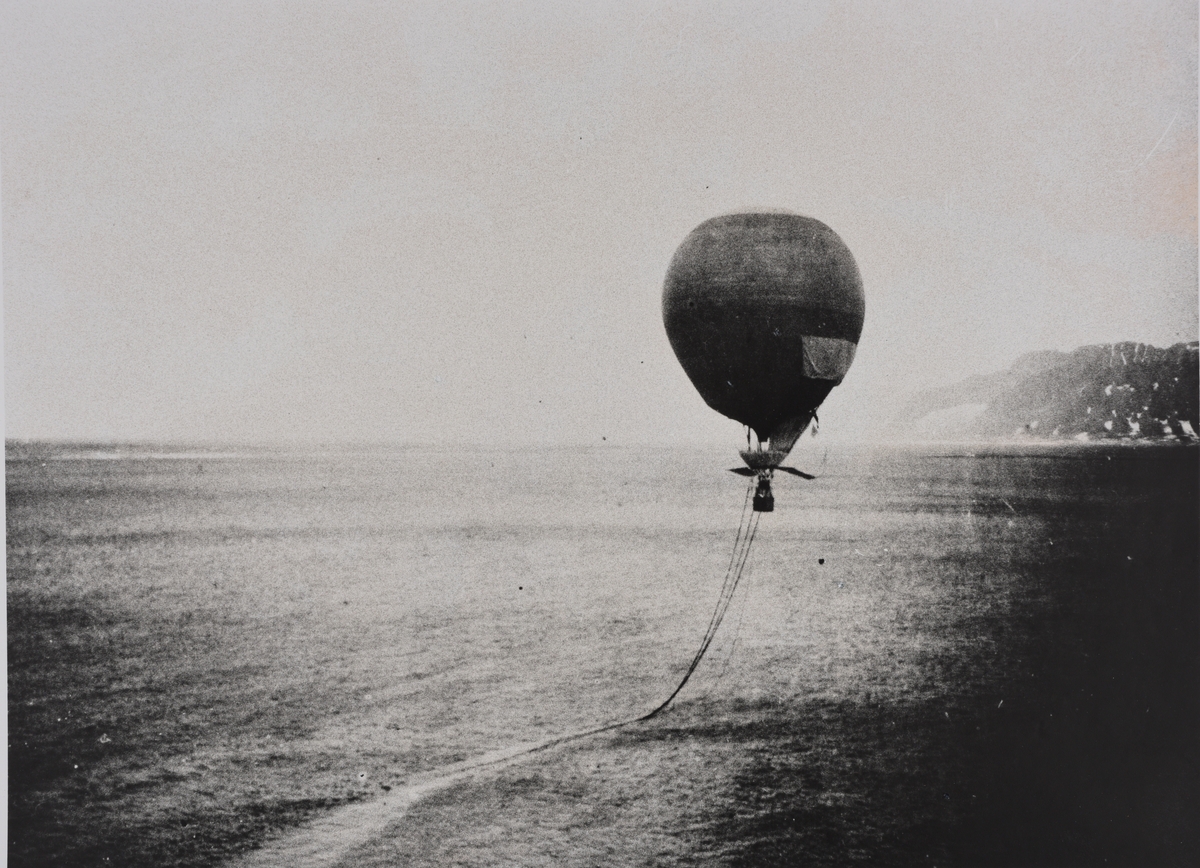 Bilder fra Andrée-ekspedisjonen. Ballongen starter sin ferd fra ...