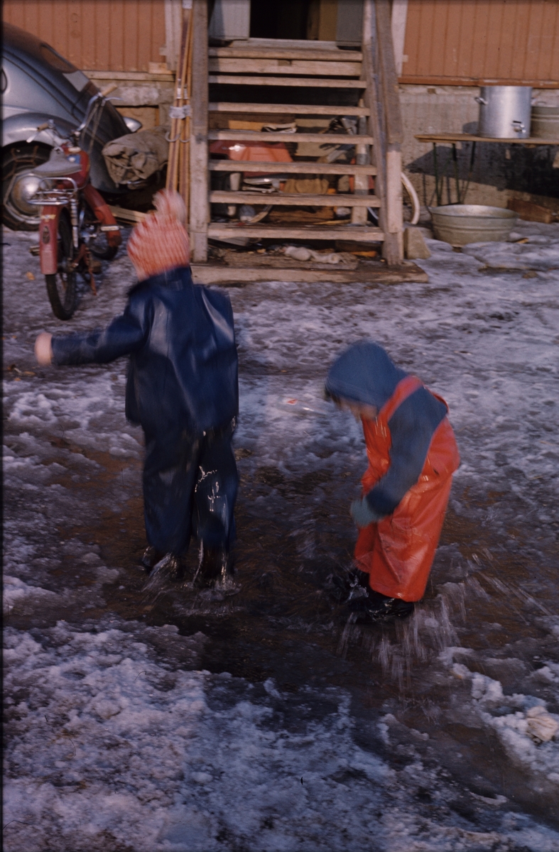Barn som leker utenfor Gamle Sykehus våren 1960. Den ekte trappa til ...