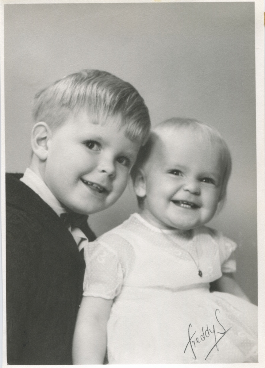 Ateljéporträtt av syskonen Ingemar (född 1956) och Maritha Johansson ...