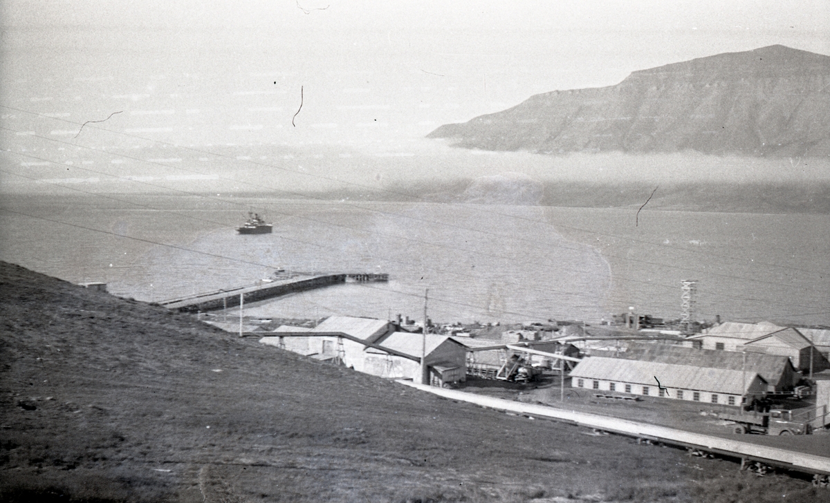 Bilder tatt av gruvearbeider Roald Amundsen, som var her oppe fra ...