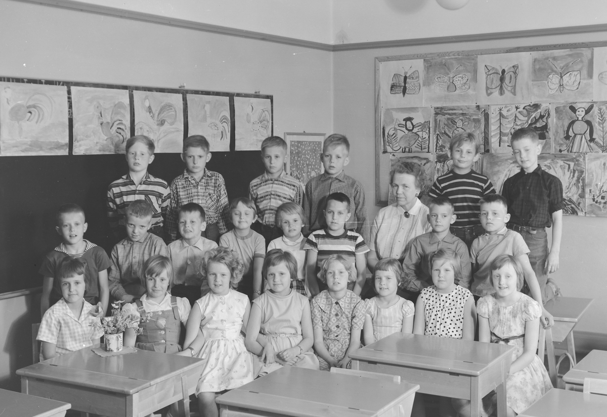 Engelbrektsskolan, klassrumsinteriör, skolbarn med lärarinna fröken ...