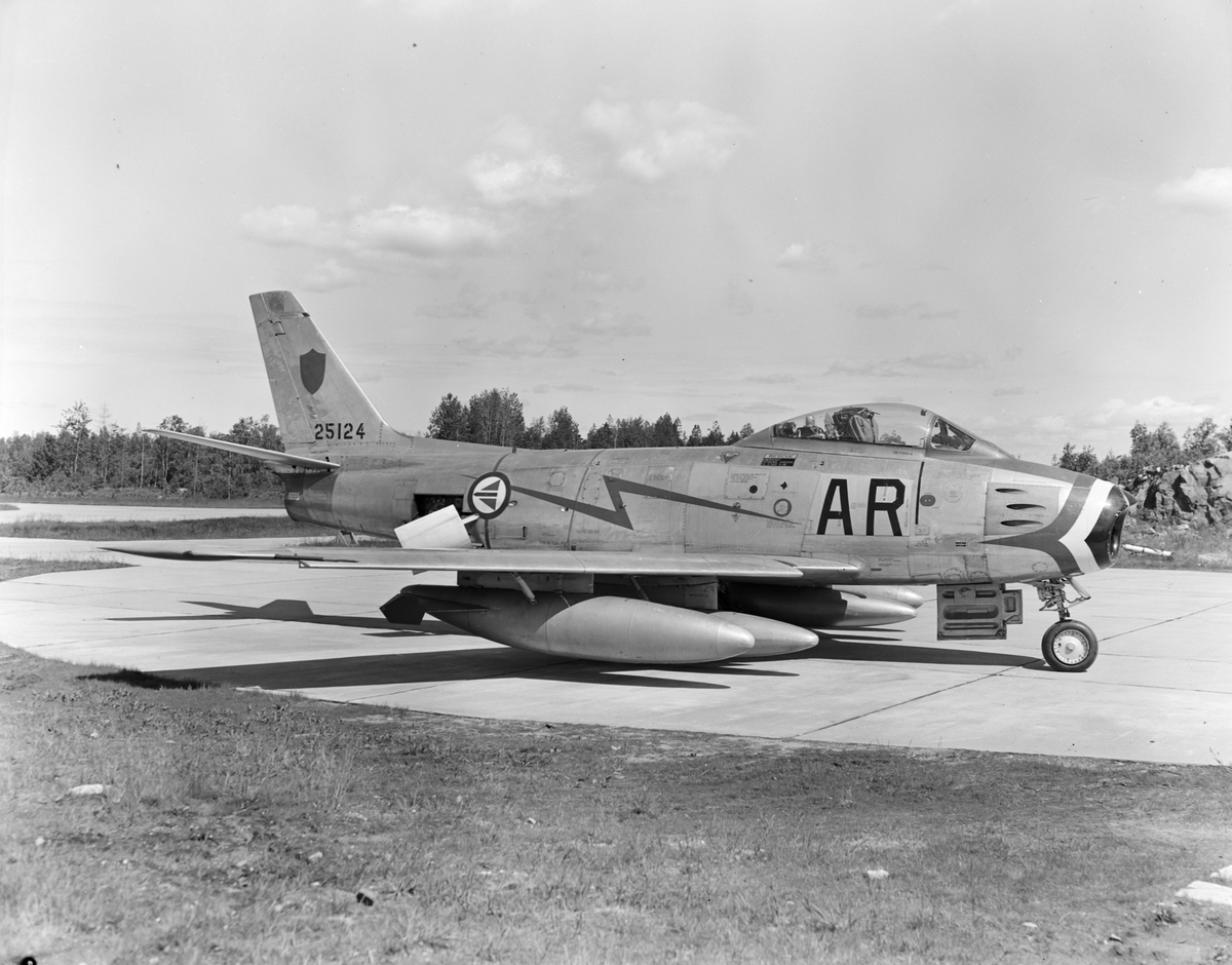 North American F-86F Sabre AR. Skvadronsjefene fikk påmalt sine ...