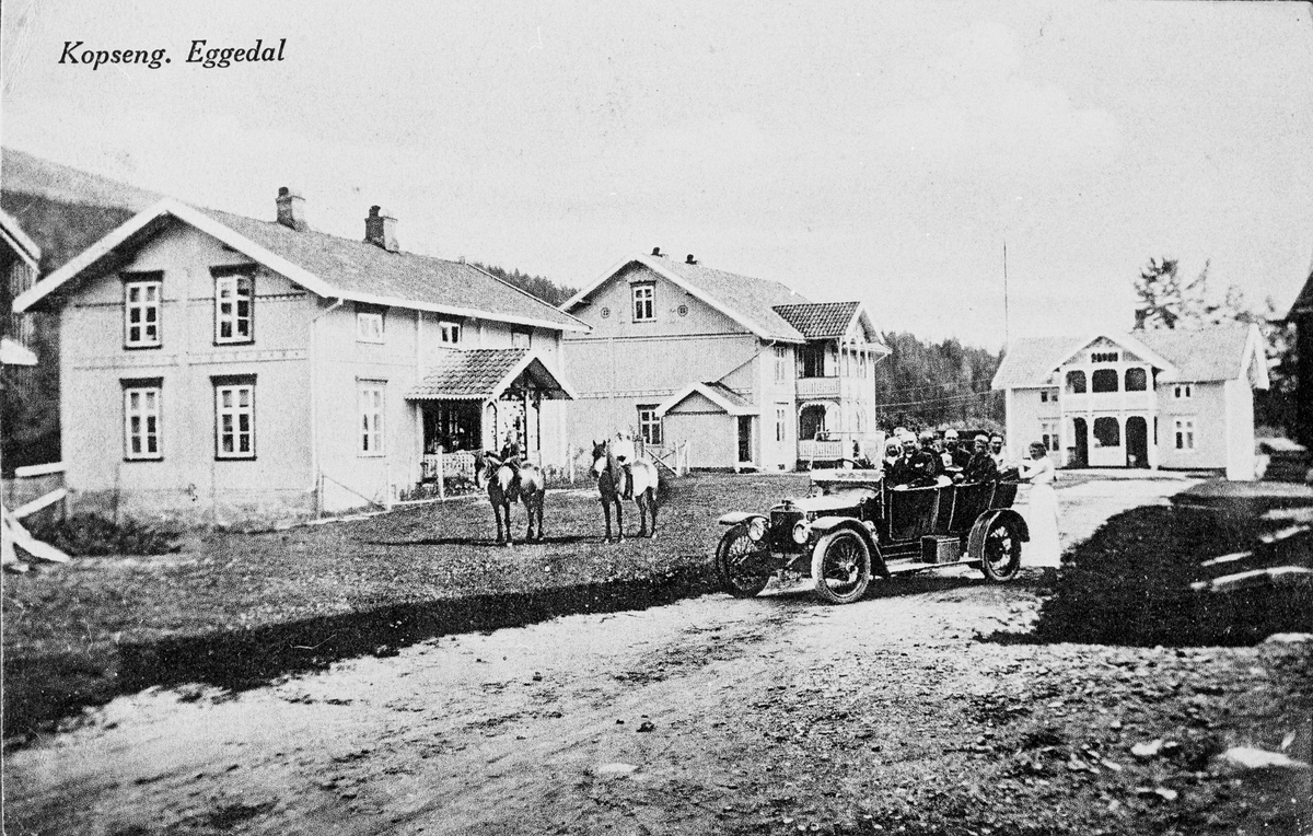 Tunet på Nedre Kopseng, hos A. A. Blegeberg. En av de første bilene som ...