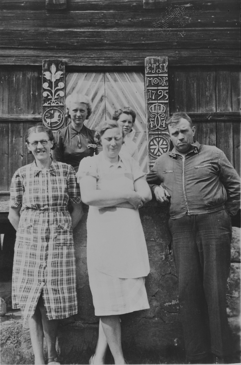 Foran stabburet på Nedre Kopseng, deriblant Gunhild Lundsten samt Berit ...