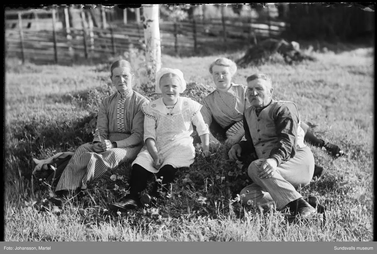 Gruppbild i trädgården med makarna Andrietta och Johan Persson, deras ...