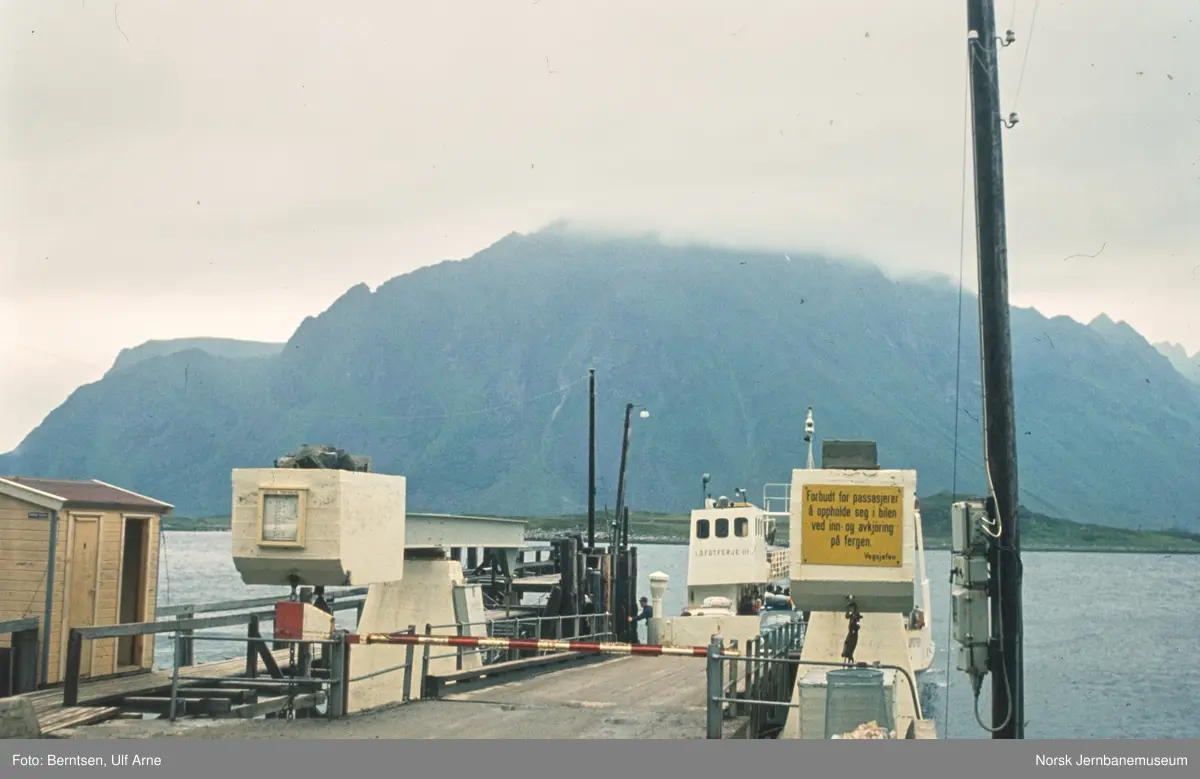 Ved fergeleiet i Lyngvær. I bakgrunnen fergen "Lofotferje III" i rute ...