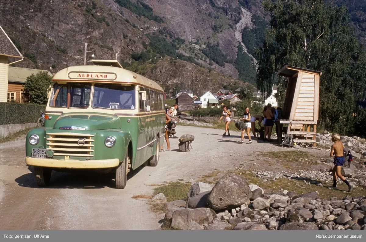 Volvo rutebil med kjennemerke S-3154 tilhørende Aurland kommunale ...