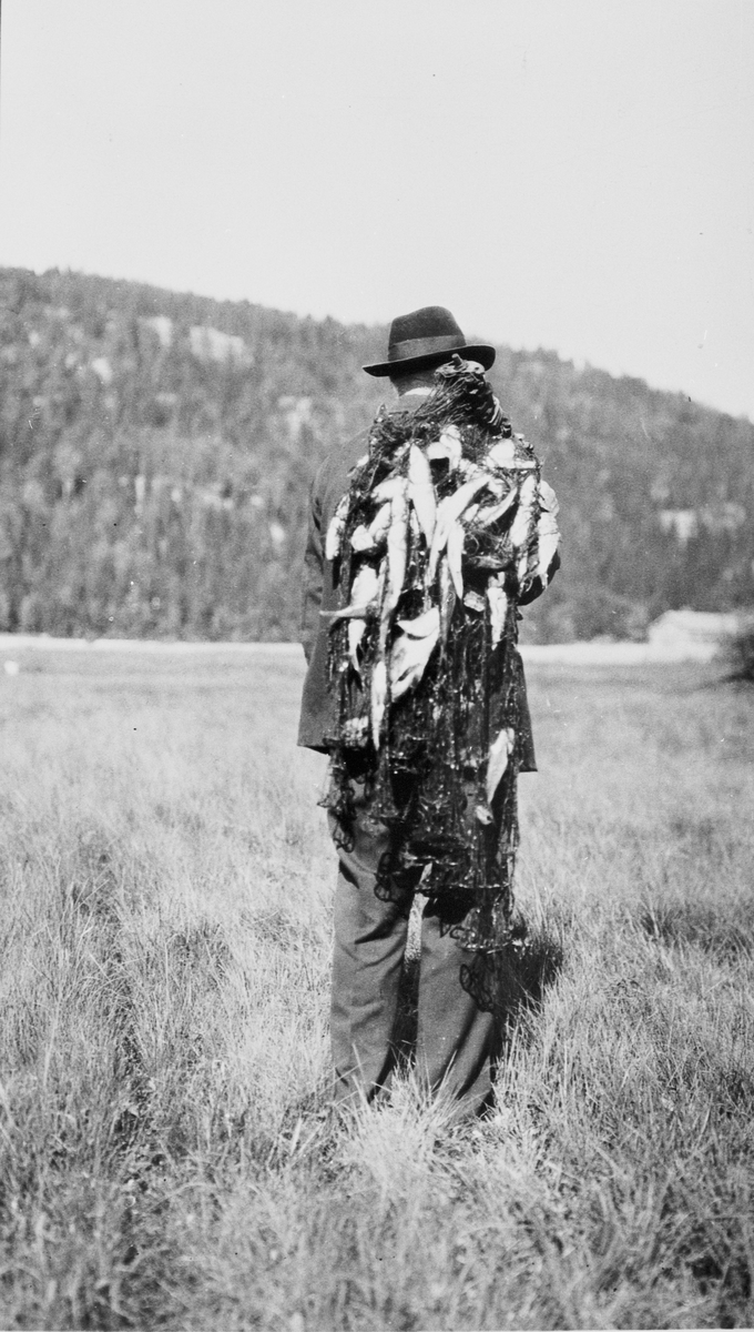 Storfangst, den gang det var storfisk i elva og Solevannet. Kristoffer ...