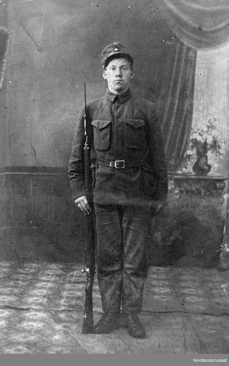 Portrett av Severin Rasmussen Lied i militær uniform og med et gevær ...