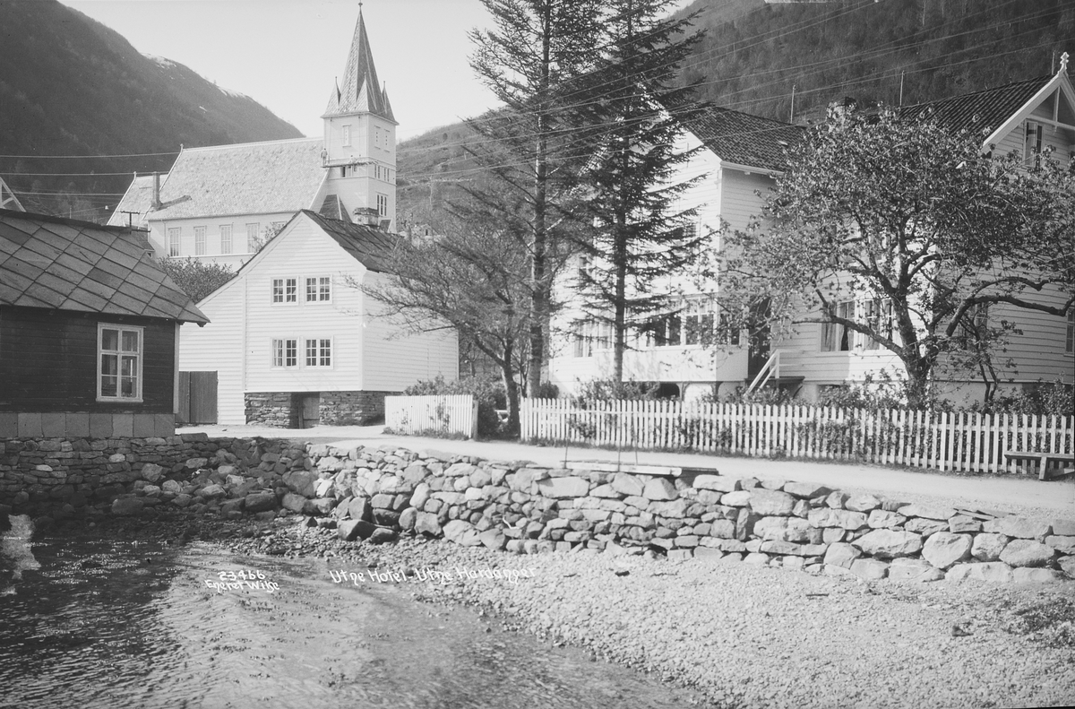 Prot: Utne - Kirken og Utne Hotel - Norsk Folkemuseum / DigitaltMuseum