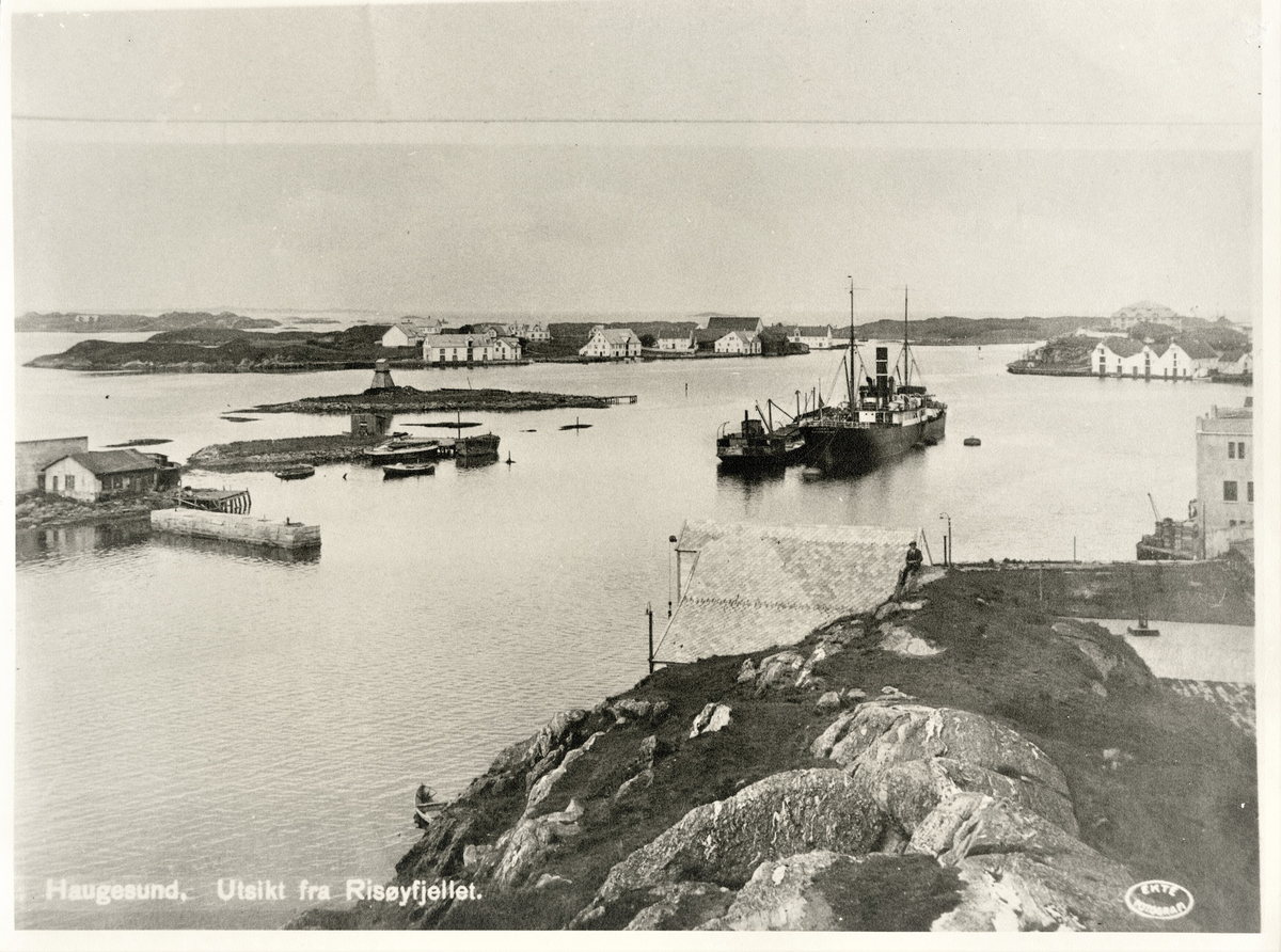 Garpaskjær og Vibrandsøy sett fra Risøy. Et dampskip og et ...