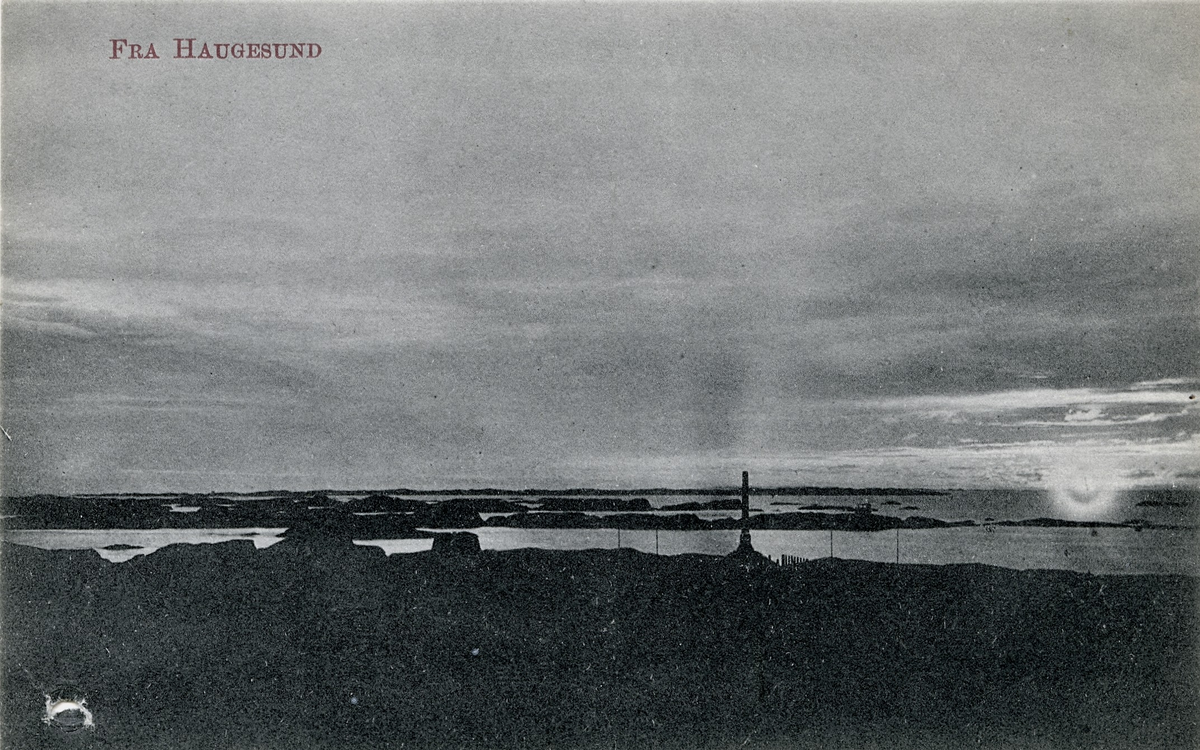 Postkort med bilde av Haralstøtta og havet utenfor. Det er ...