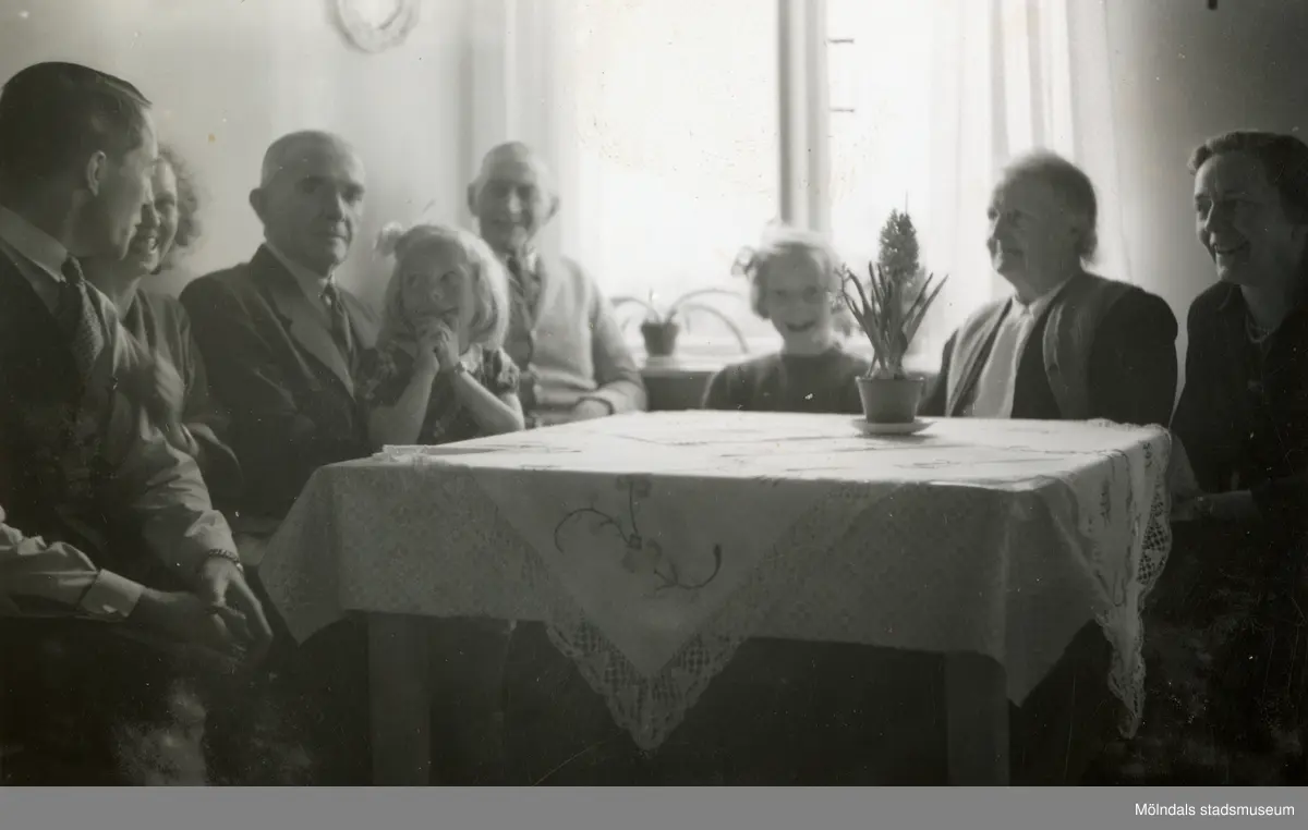 Familjemiddag hos faster Maja i Rävekärr 1952. Från vänster: Bror ...