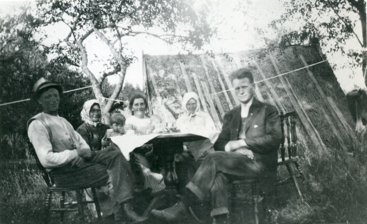 Hubbo sn, Rostorpet. "Kaffe ute i det gröna". - Västmanlands läns ...