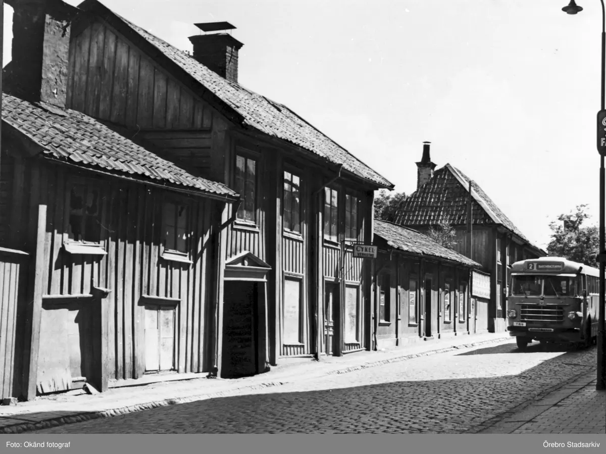 Buss kör genom gamla söder, 1950-tal - Örebro Stadsarkiv / DigitaltMuseum