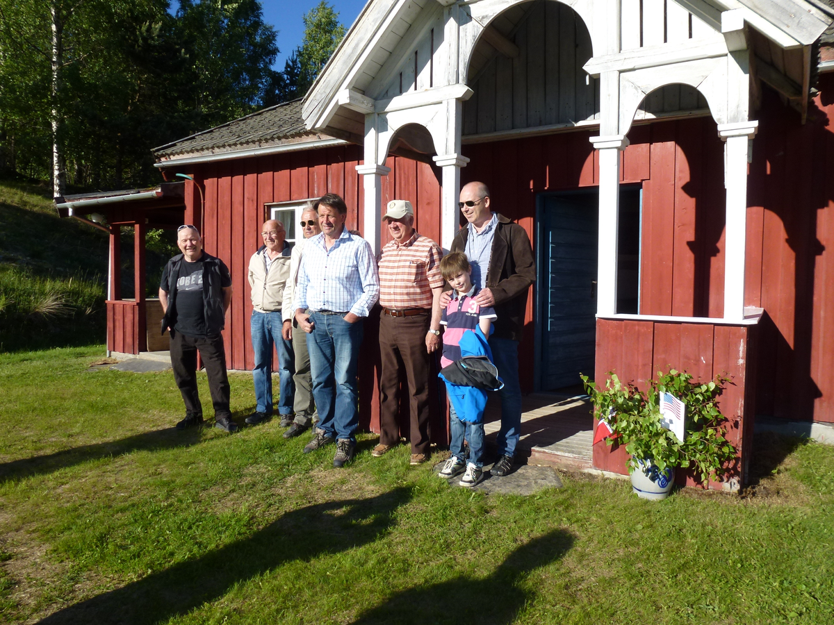 Gruppe. Amerikabesøk foran huset i Smette, Rukkedalen. - Hallingdal ...