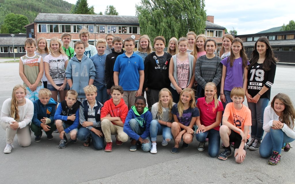 Avgangselevene ved Nesbyen barneskole 2014 / 7. trinn 1.rekke f.v ...
