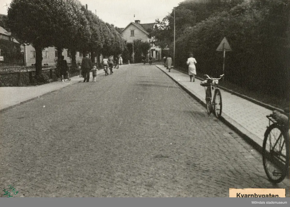 Gång- och cykeltrafik på Kvarnbygatan i Mölndals Kvarnby, år 1943 ...