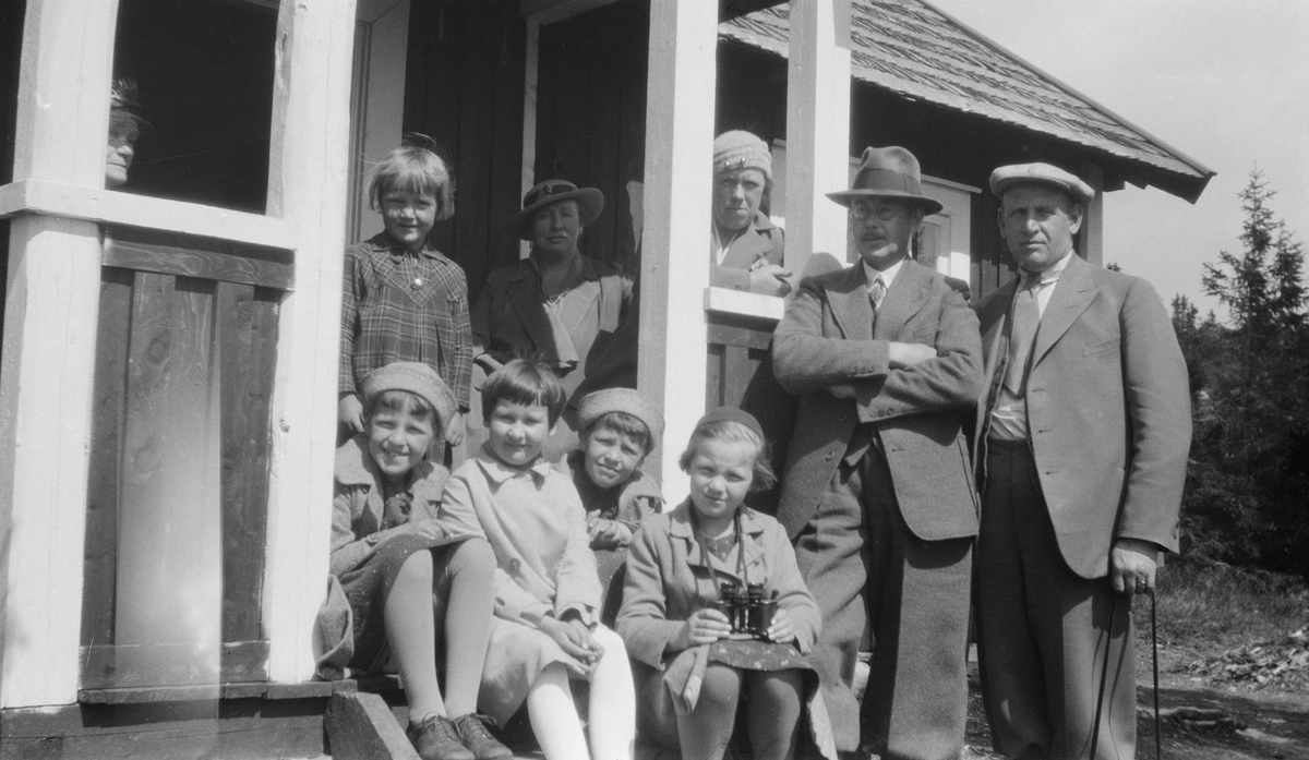 Guri F, Maria og William Simonsen beøker venner på en hytte på Sjusjøen ...