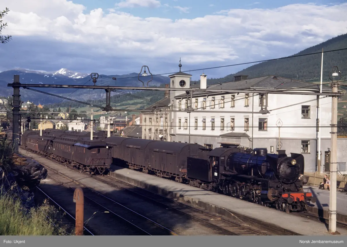 Damplokomotiv type 31b med blandet tog retning Bergen på Voss stasjon ...