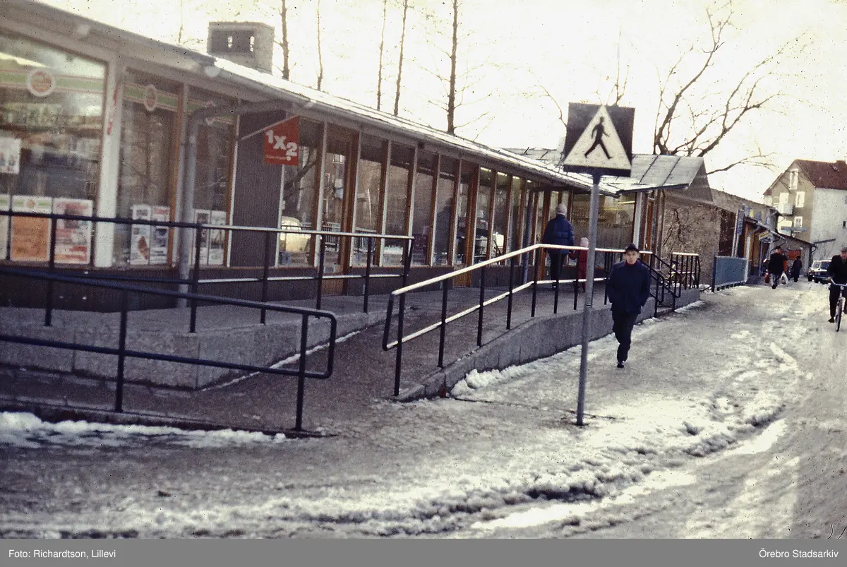 Handikappanpassad centrumanläggning i Rosta, 1970-tal - Örebro ...