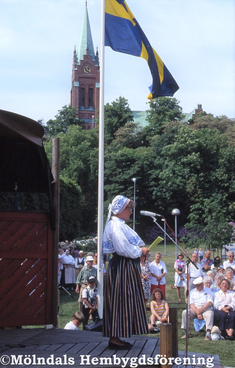 Svenska flaggans dag 1992-06-06. Evi Lepik, Lindome Hembygdsgille ...
