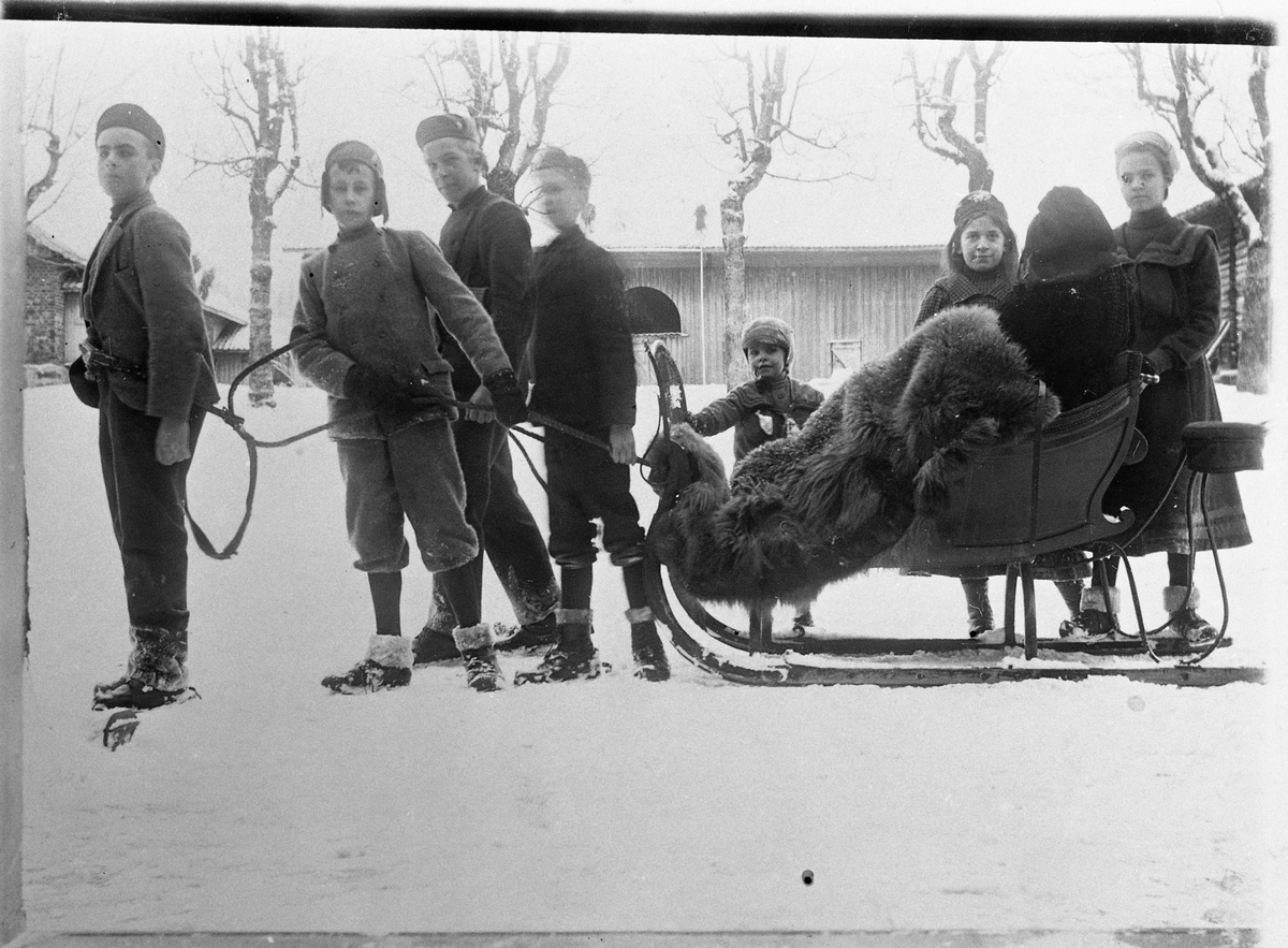 Ungdommer ved en spisslede, ca. 1903. Personene er: Frantz Raabe, Anton ...