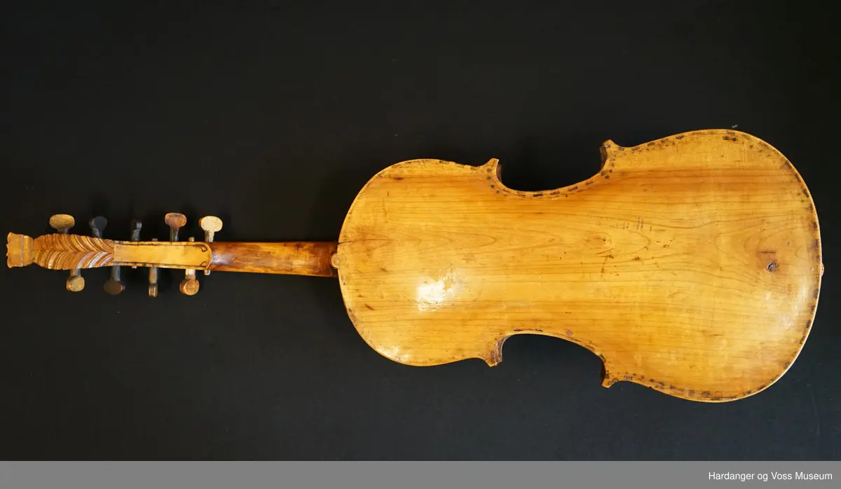 Hardingfele med felekasse og boge - Hardanger og Voss Museum ...