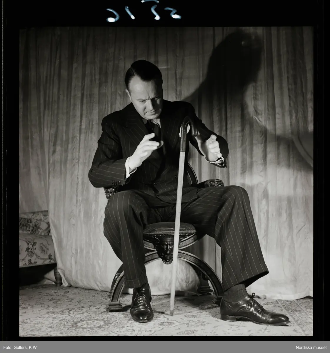 568 Trenters reportage. En man utför trolleri-trick med en käpp ...