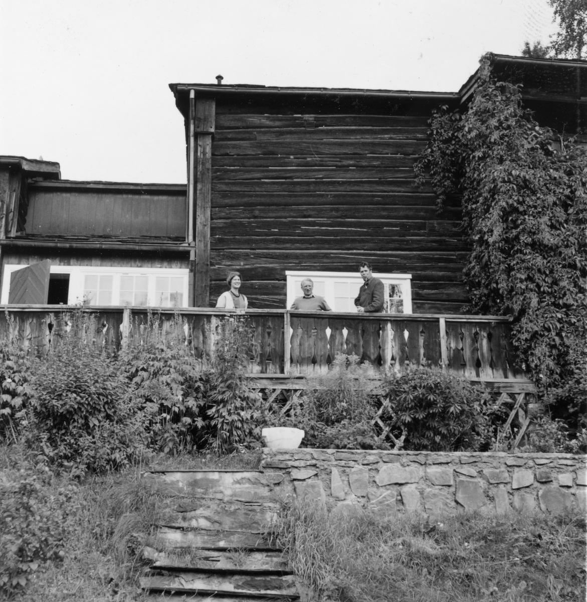 Maleren Ingvar Heggsum, maleren Ola Mæhle og Heggsums forlovede Ulla ...