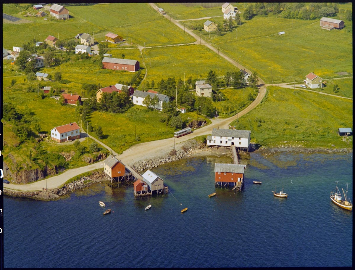 Leirfjord,Leland. Flyfoto av Leland, med Nedre-Leland og Leland havn ...