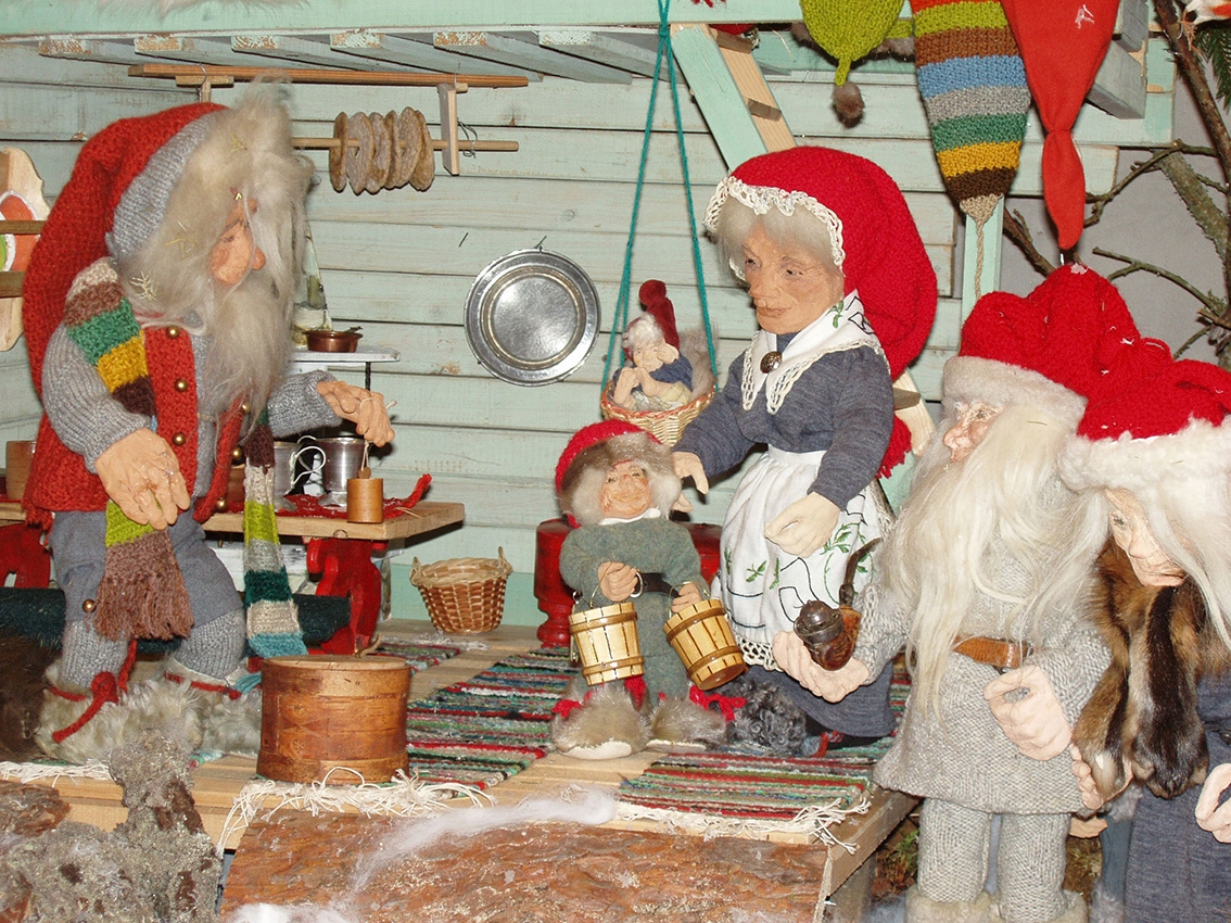 "Toras Tomtar", installation med Tora Landströms tomtar på Grenna ...