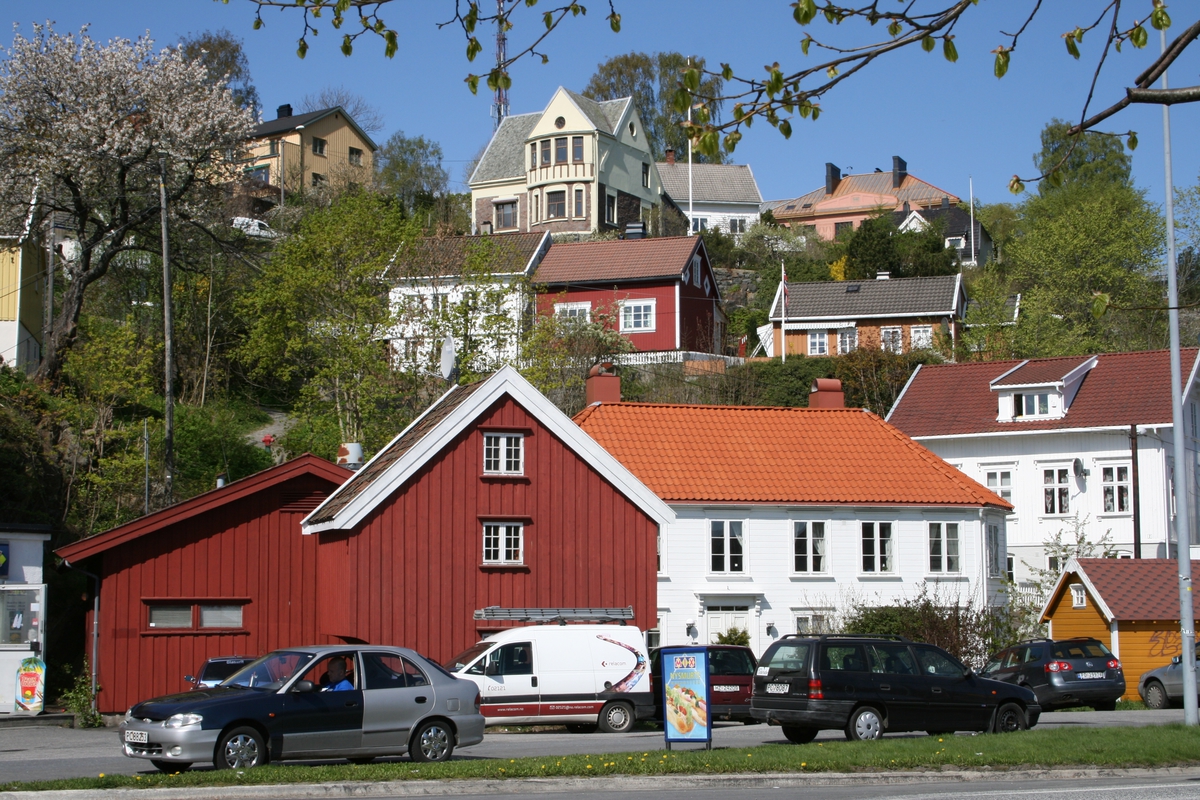 Bebyggelse i strandstedet Barbu. Kjøpmannsgård og gammel sjøbod. Sjøen ...