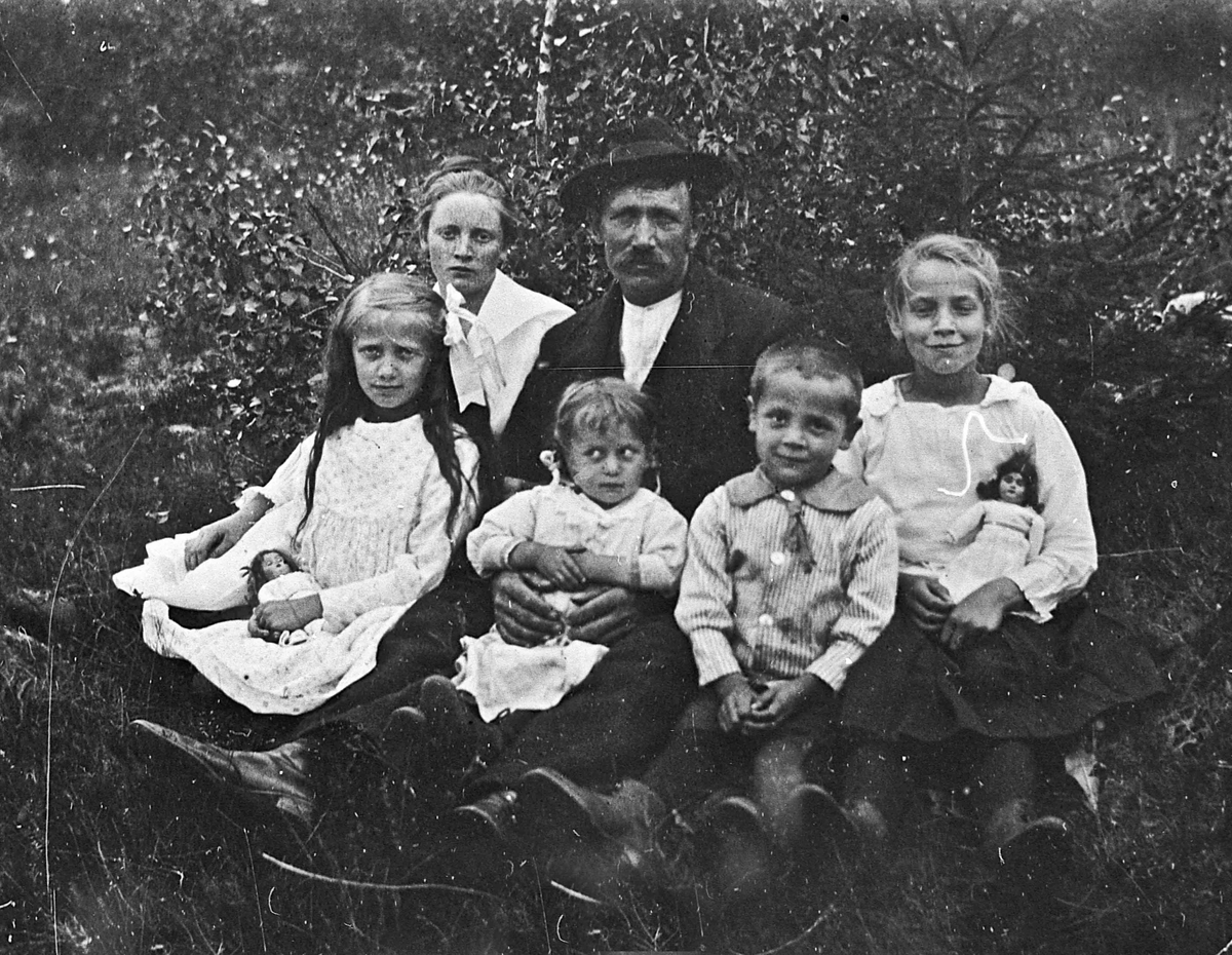 Familie fra Storbråten, Gullverket. 1910-20. Olaf Halvorsen med noen av ...