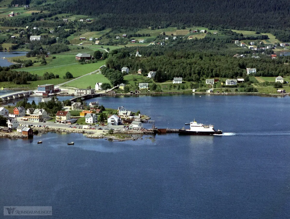 Oversiktsbilde over ein del av Helland. Vestnes og Åsbygda i bakgrunnen ... Oversiktsbilde over ein del av Helland. Vestnes og Åsbygda i bakgrunnen ...