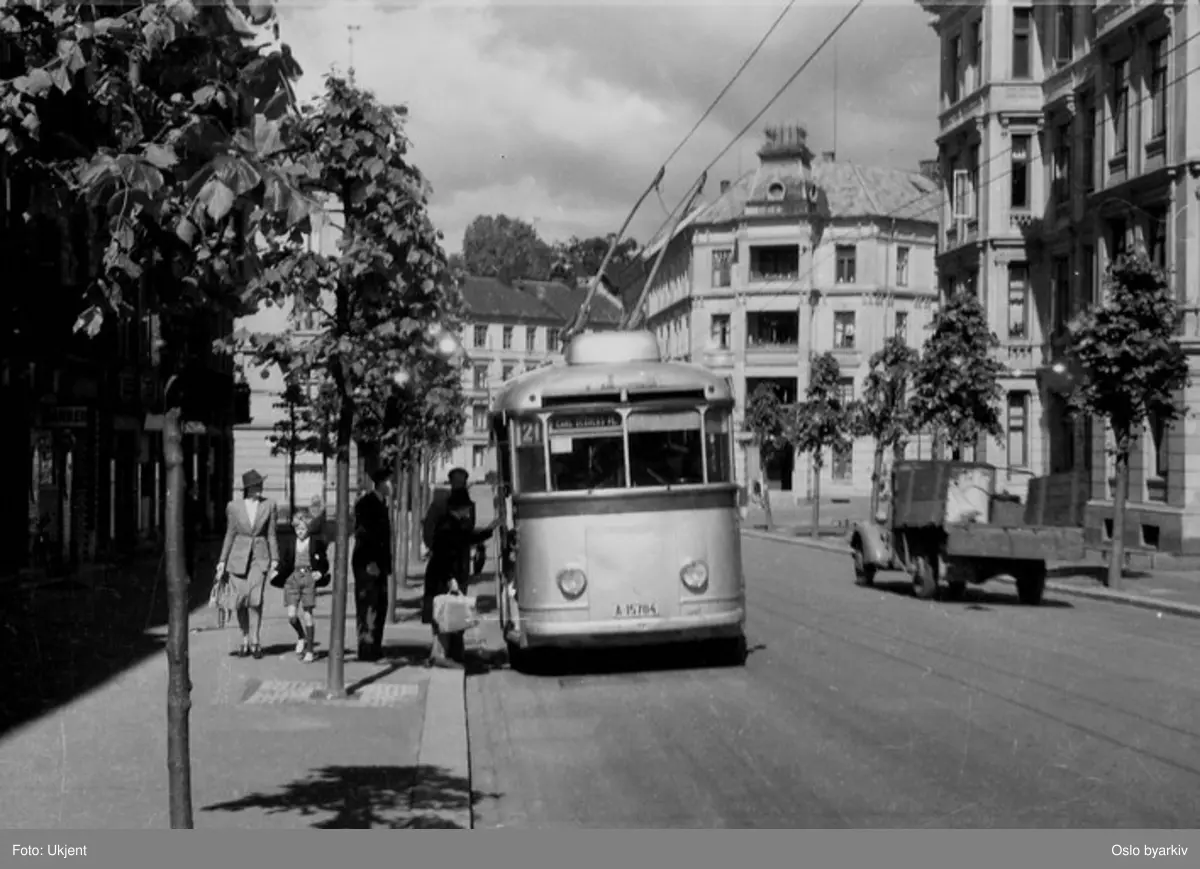 Oslo Sporveier. A-15703, trolleybuss linje 21, påstigning ved ...