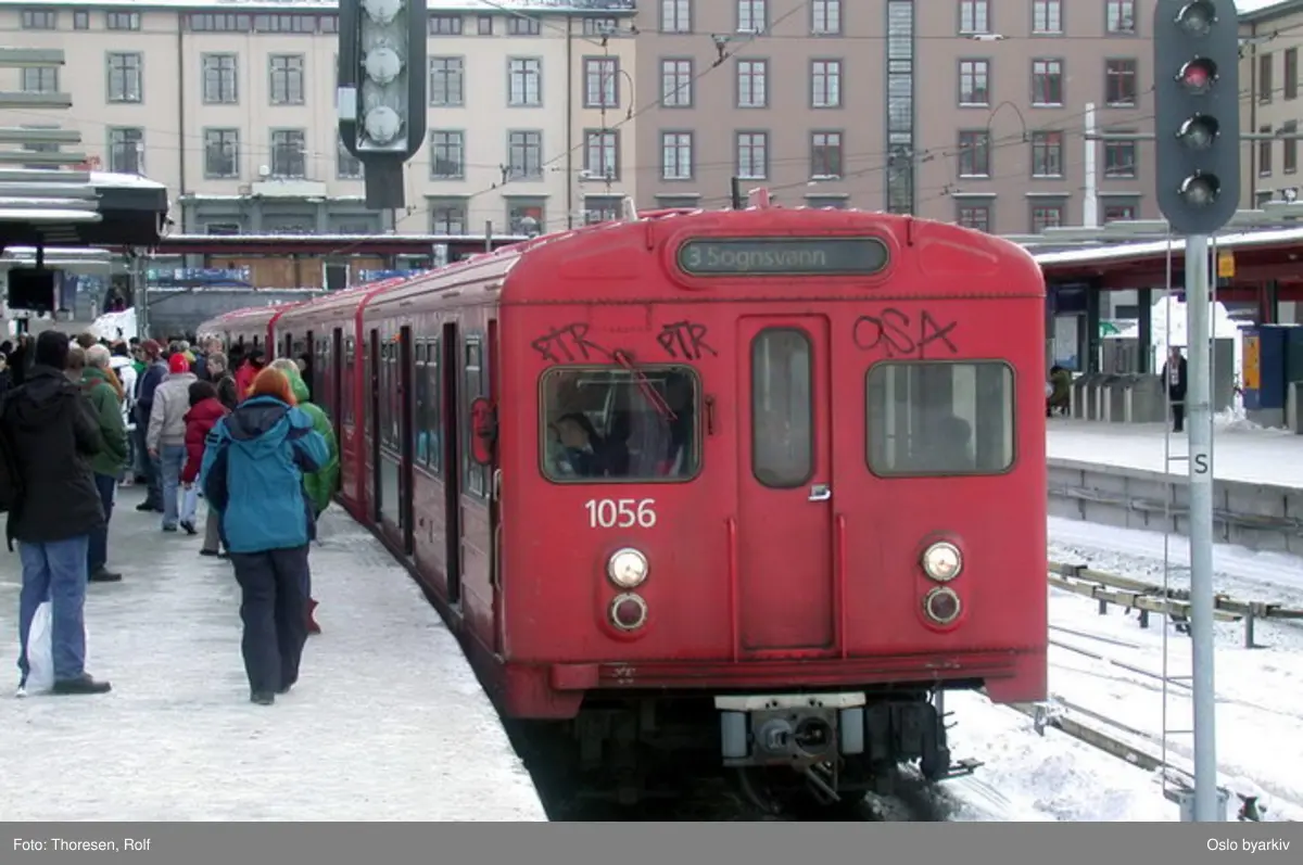 Oslo Sporveier. T-banevogn 1056, serie T1, i tog på linje 3 mot ...
