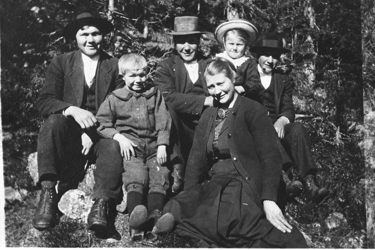 Gruppe Framme frå v. Ivar og Kari Rust. Bak frå v. Knut, Ola med Olaug ...