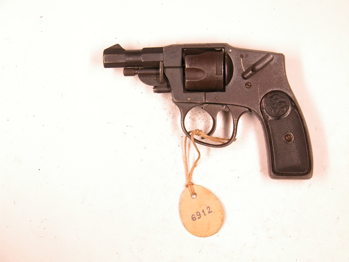 Revolver 7,65 mm Arminius - Forsvarets museer / DigitaltMuseum