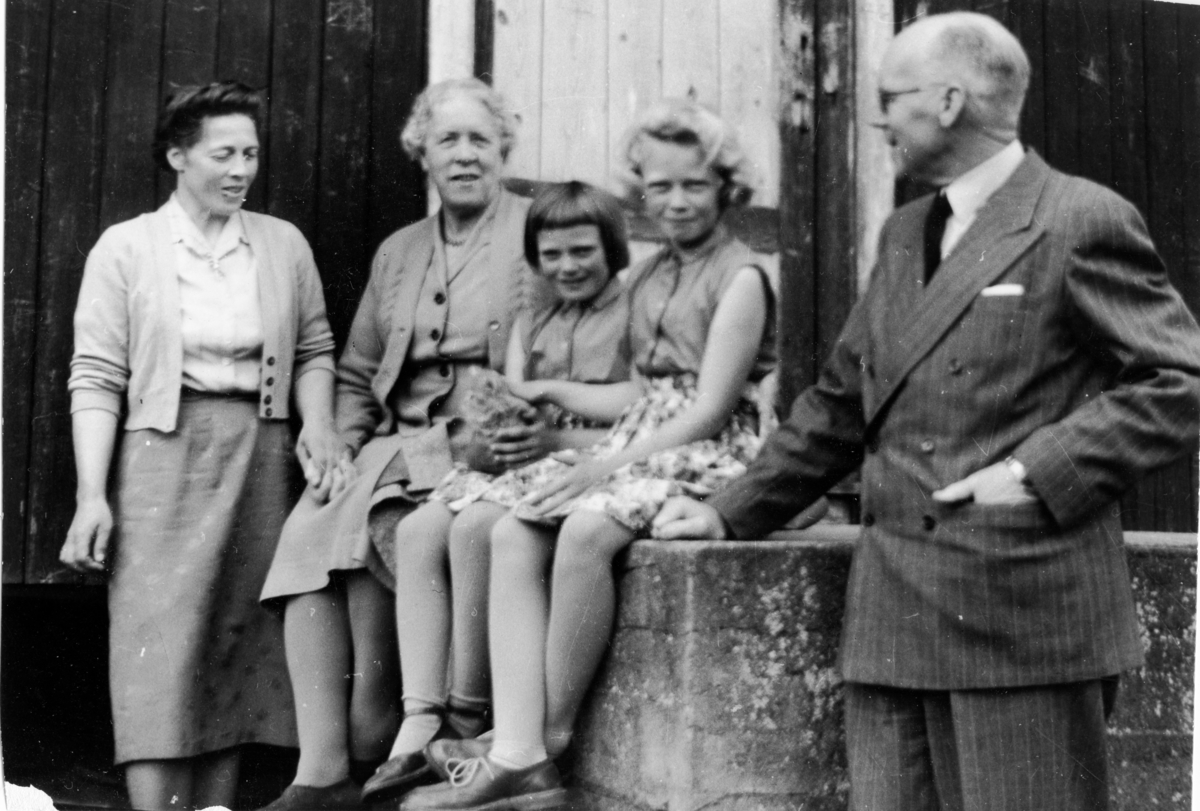 Gruppebilde, Frå v. Asta Helene Johannessen Løvdokken ,Minni Helvine ...