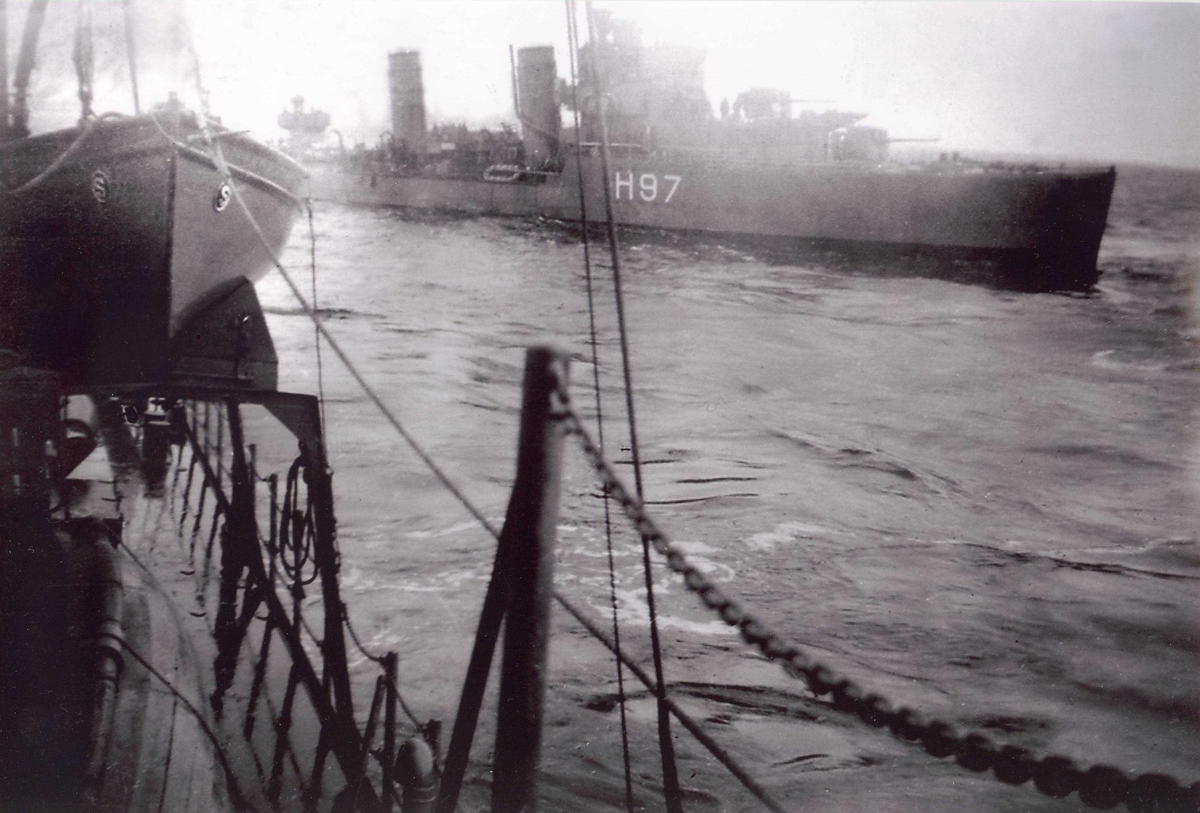 Den britiske destroyeren HMS "Hyperion", fotogafert fra torpedojageren ...